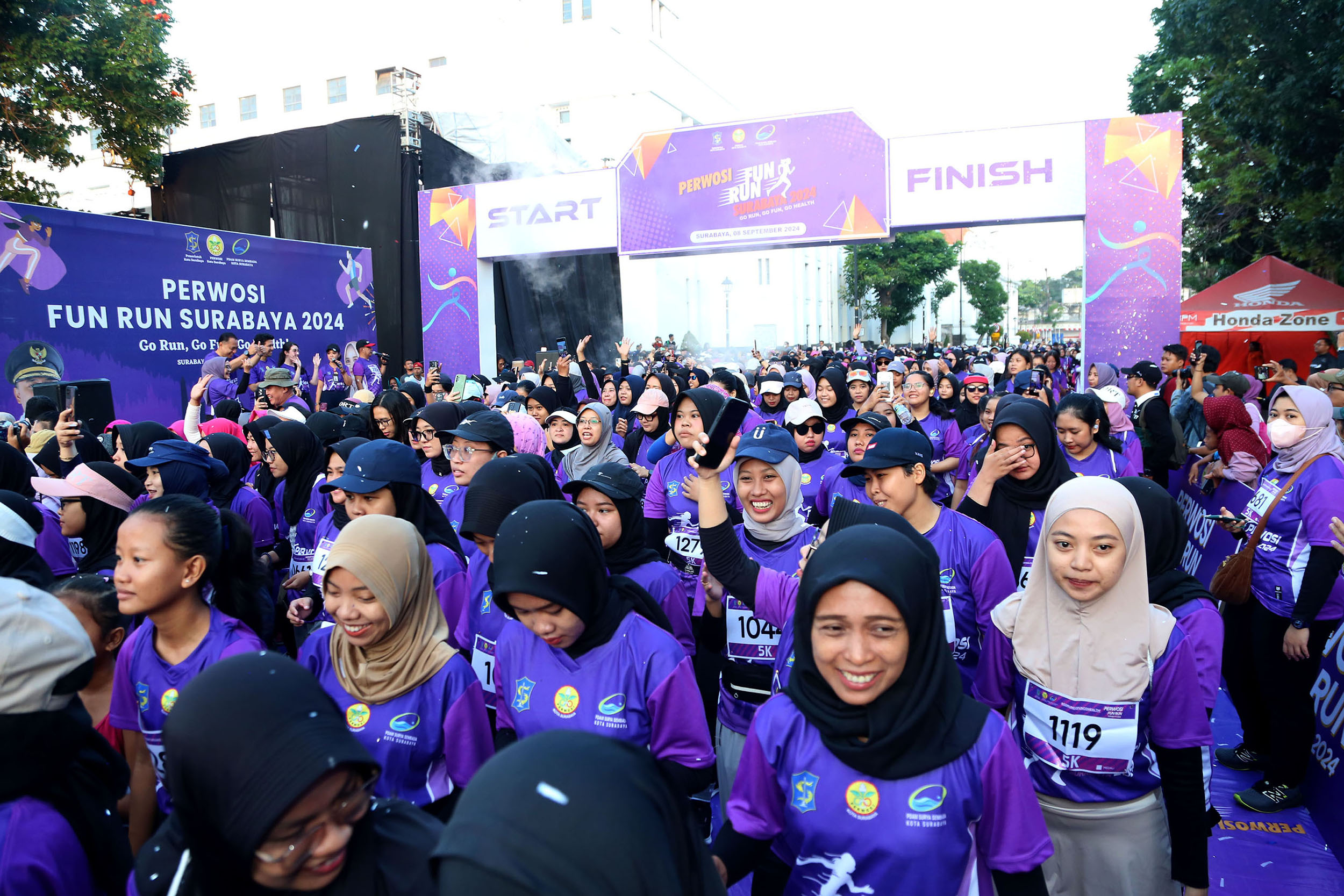 Ribuan Pelari Ramaikan 'Perwosi Fun Run Surabaya 2024' di Kawasan ...